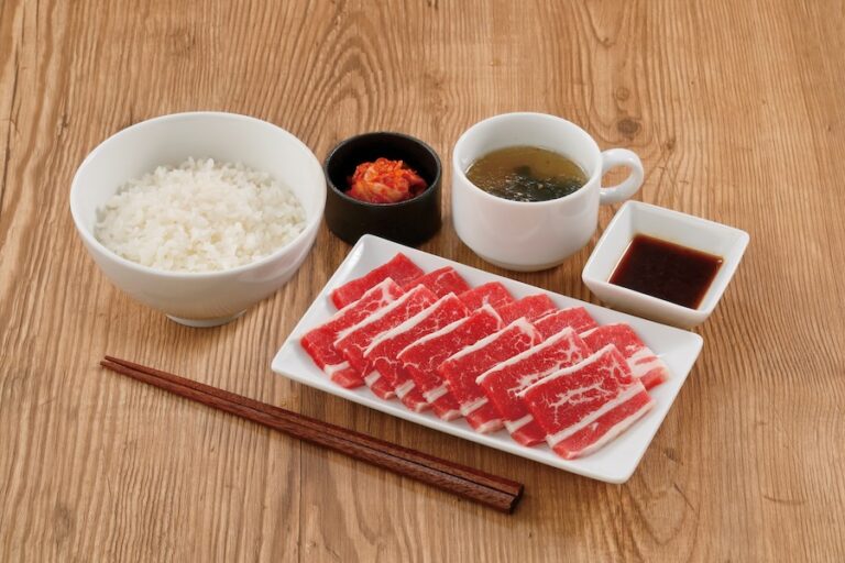 お肉屋さんのひとり焼肉｜創業60年の精肉店が展開する、高鮮度の肉が味わえる“あたらしい形”の焼肉店に迫る | BEEF CREATOR